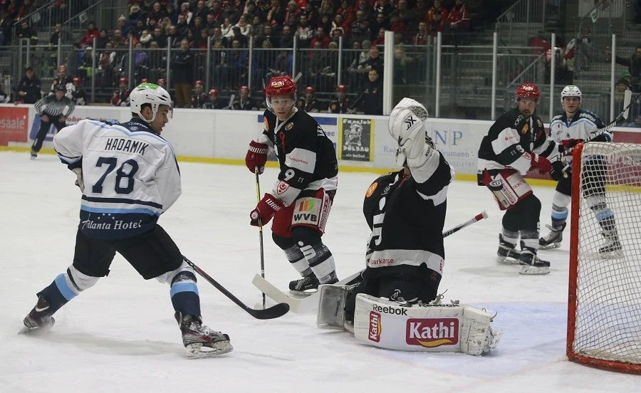 Eric Wunderlich bleibt in Halle