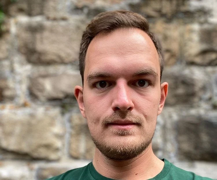 Kevin Porsch schnürt die Schlittschuhe für die Dinslakener Kobras
